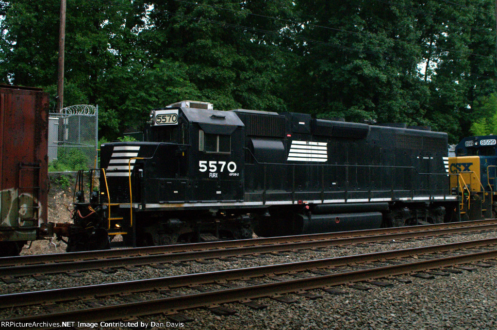 FURX GP38-2 5570 former NS 5570 trails on Q439